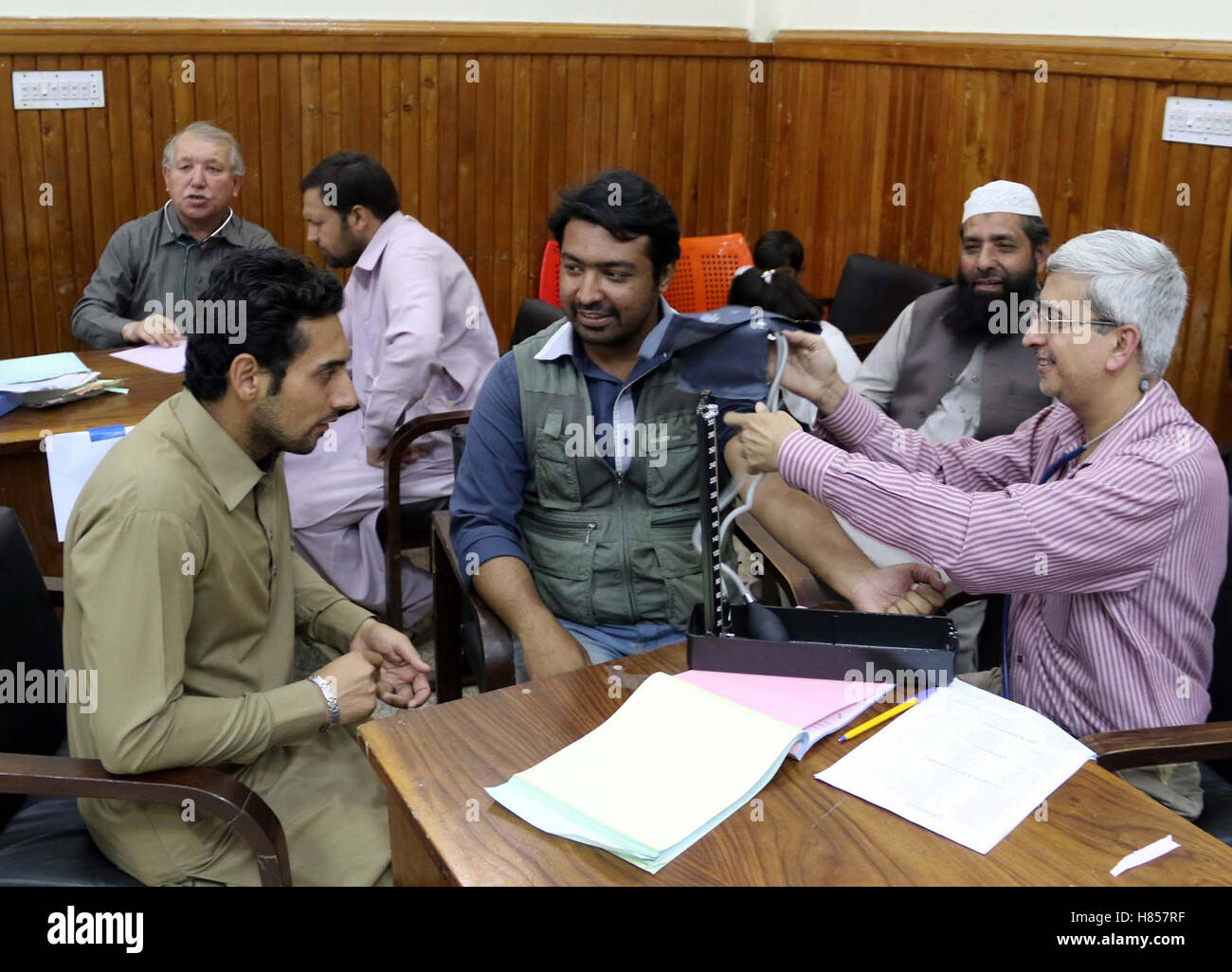 Pakistan. 10th November, 2016. Patients of being treating by doctors ...