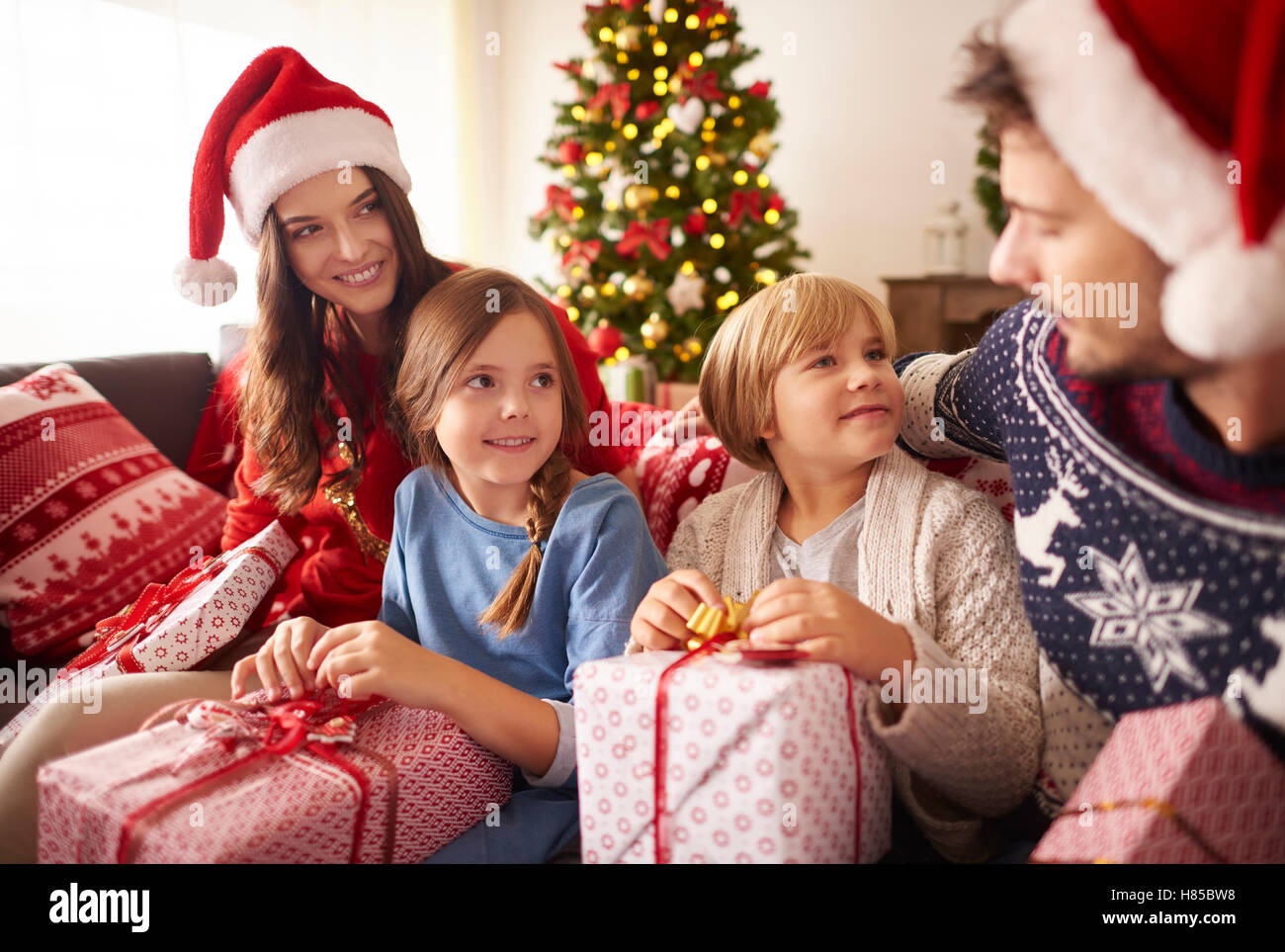 Christmas family tree presents hat hi-res stock photography and images ...