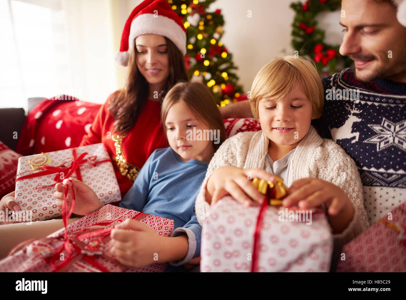 Family opening presents christmas hi-res stock photography and images ...