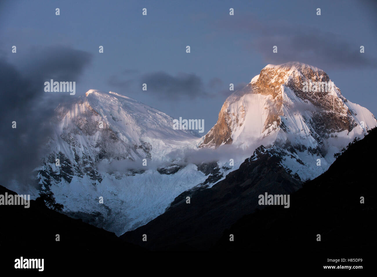 Snow-covered peaks, Huscaran Mountain, Cordillera Blanca, Peru Stock ...