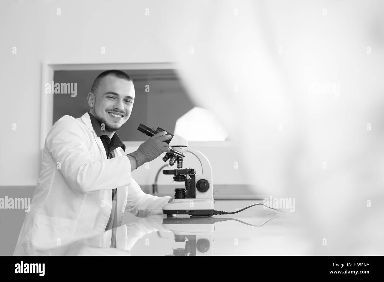 Lab researcher microscope Black and White Stock Photos & Images - Alamy