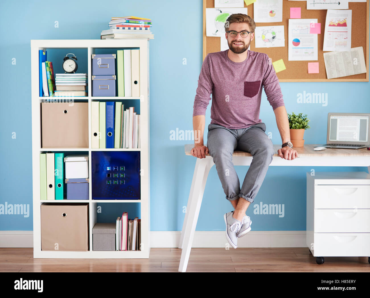 Man sitting desk full view hi-res stock photography and images - Alamy