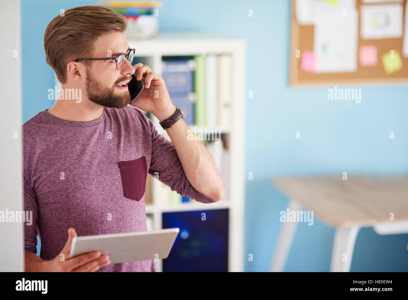 Man multi tasking office hi-res stock photography and images - Alamy