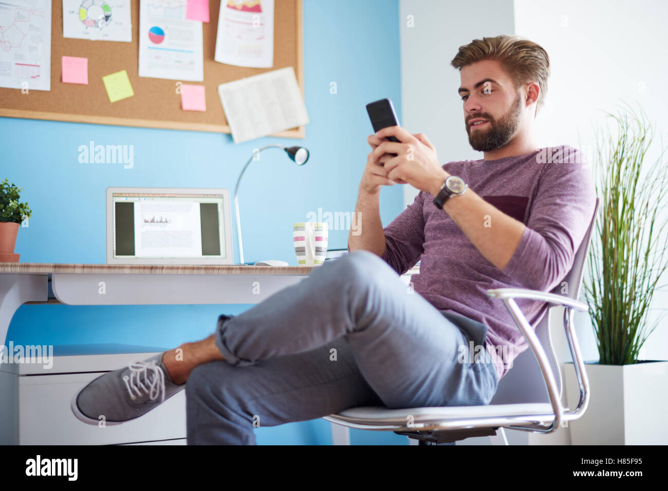 Man texting with his mobilephone Stock Photo - Alamy