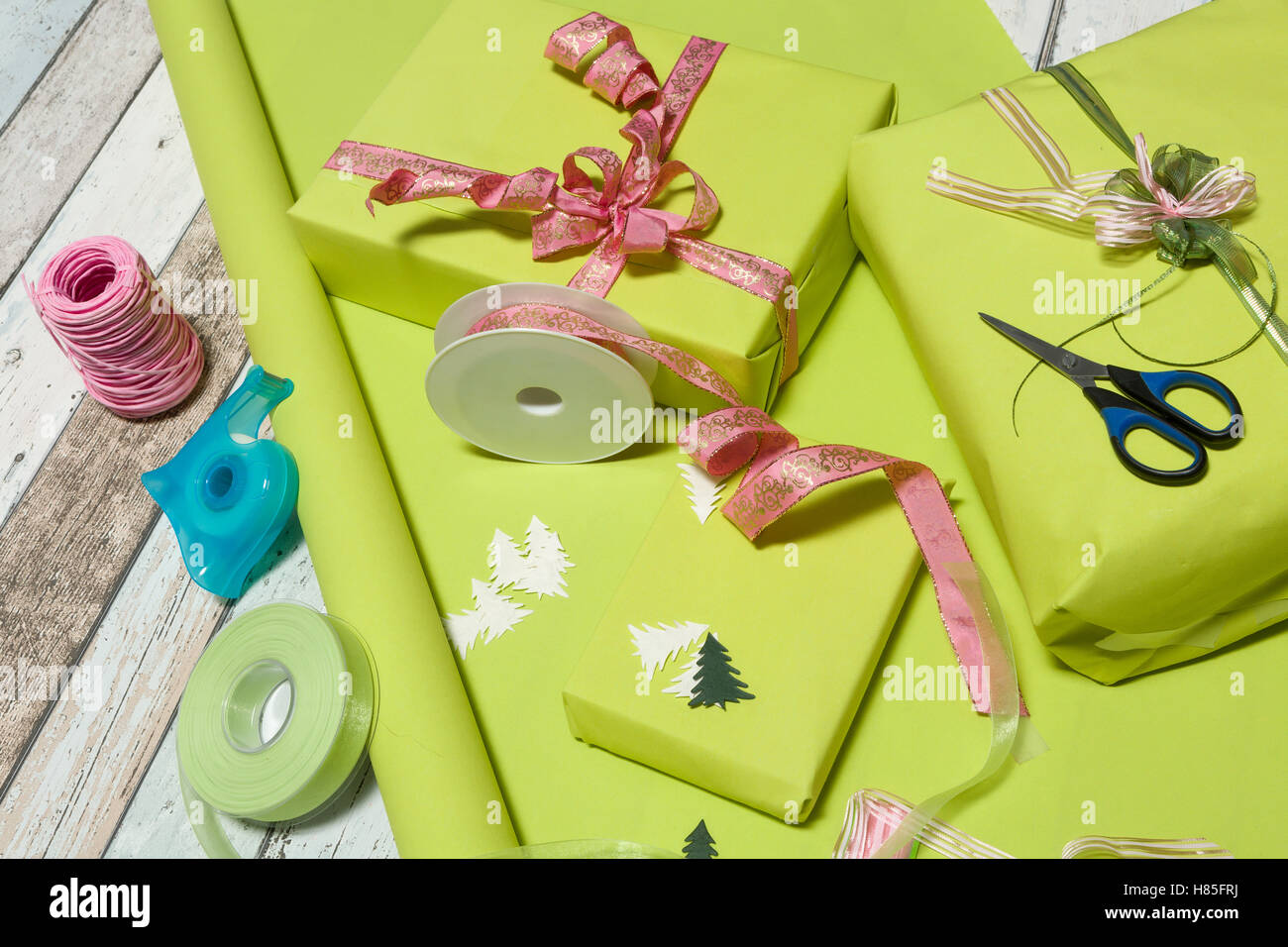 Table full of wrapping paper, ribbons and bows to decorate presents ...