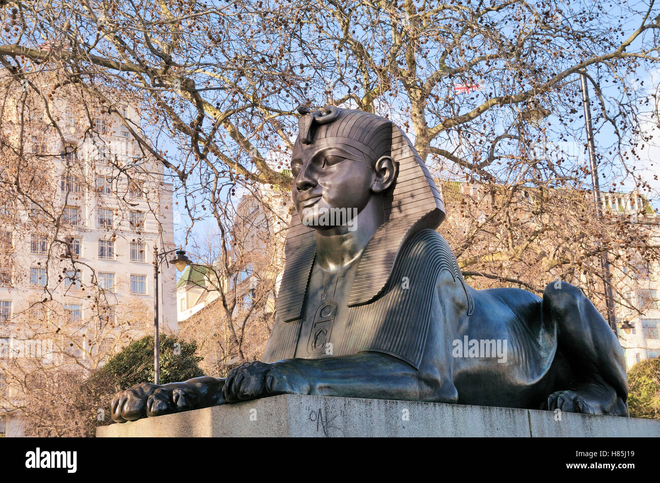Statue of the Sphinx at Cleopatra's Needle, Victoria Embankment, London ...
