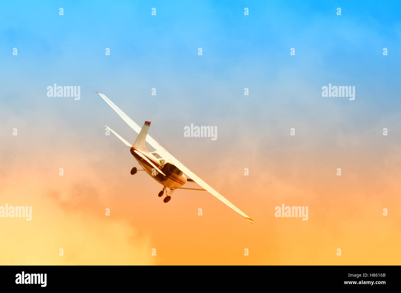 Airplane sky sunset hi-res stock photography and images - Alamy