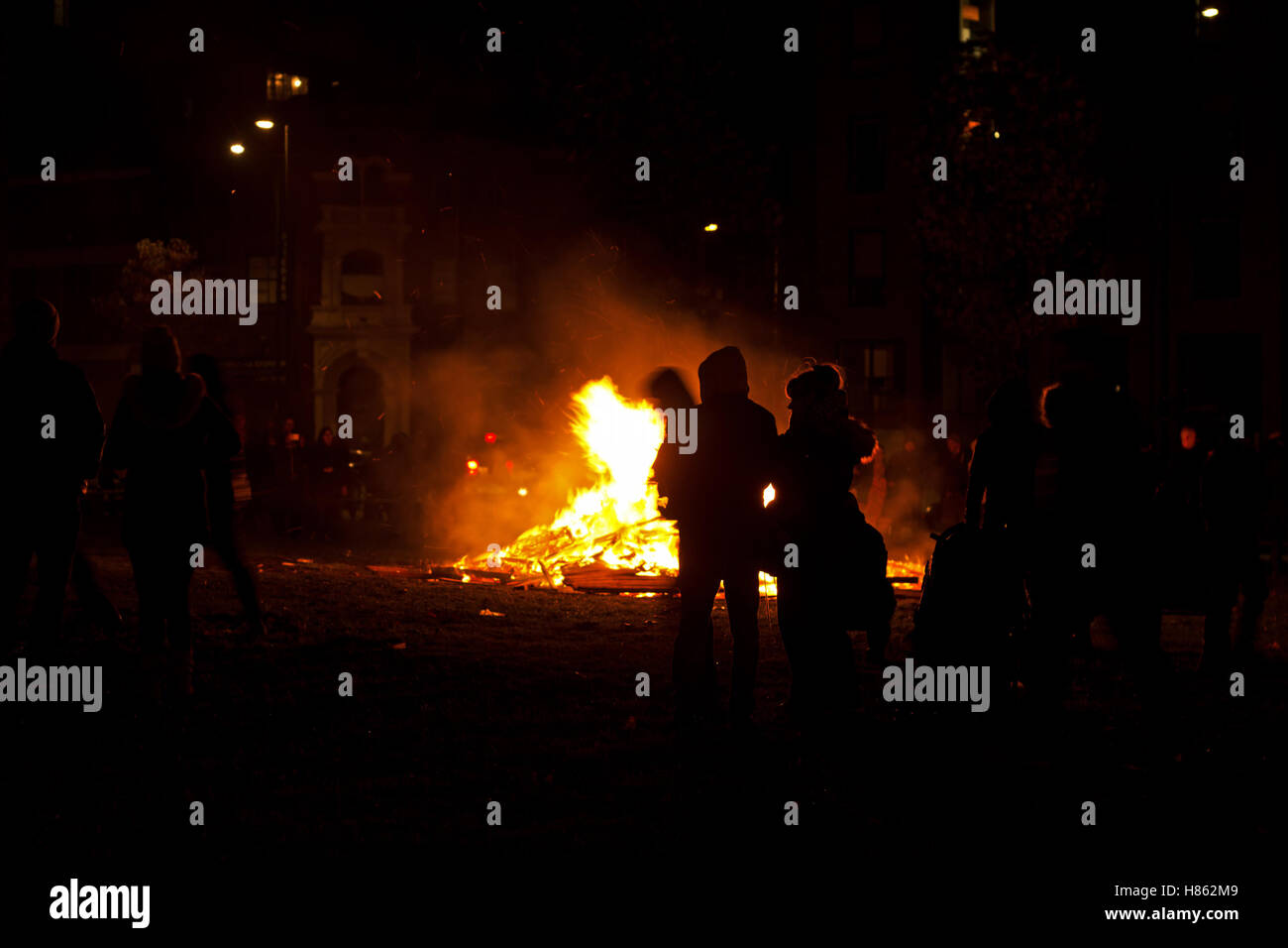 People around a bonfire hi-res stock photography and images - Alamy
