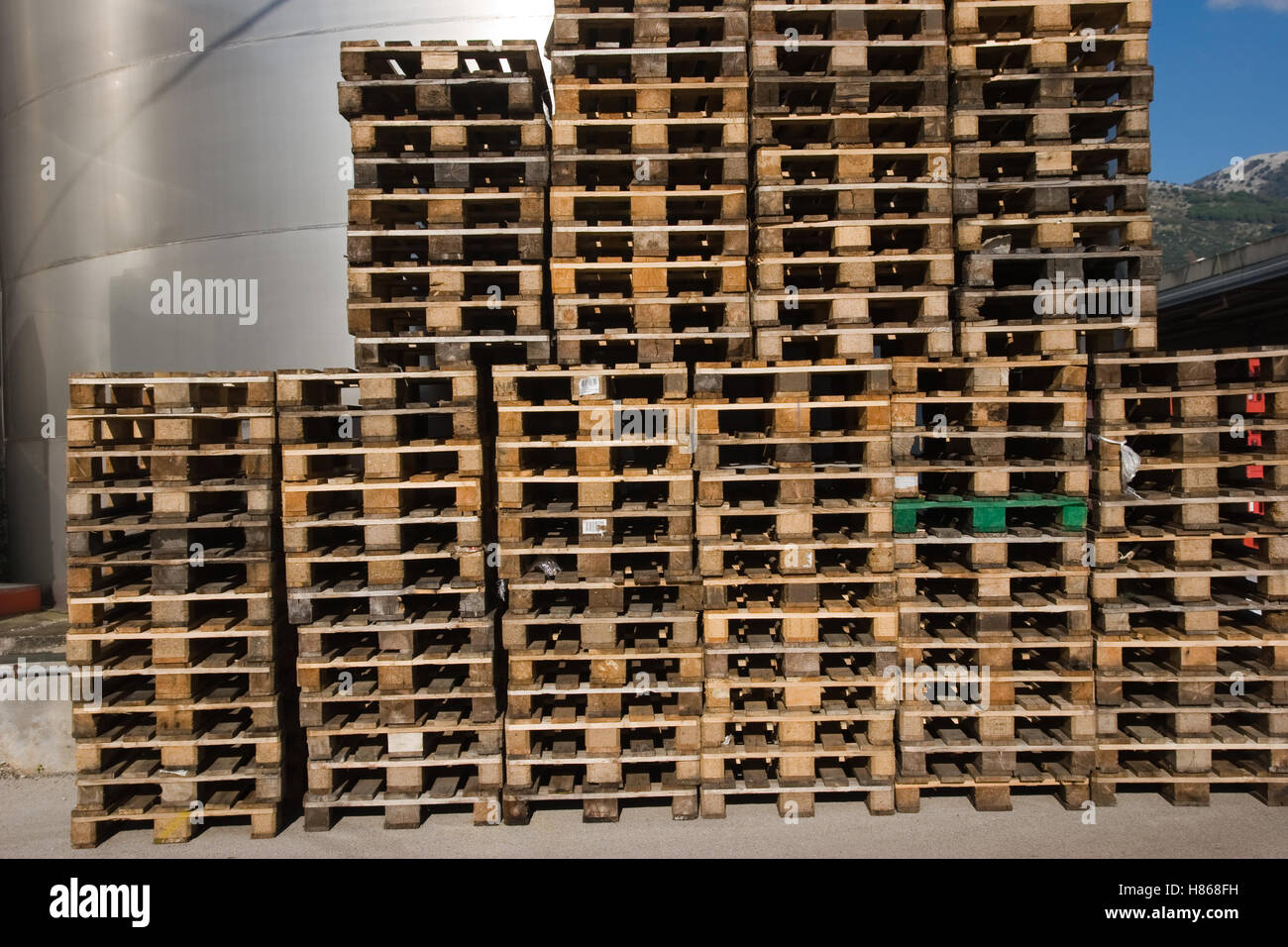 Timber pallette hi-res stock photography and images - Alamy