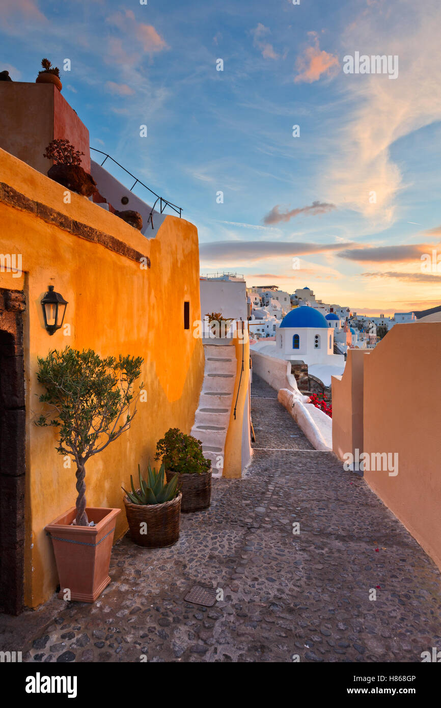 Santorini street hi-res stock photography and images - Alamy