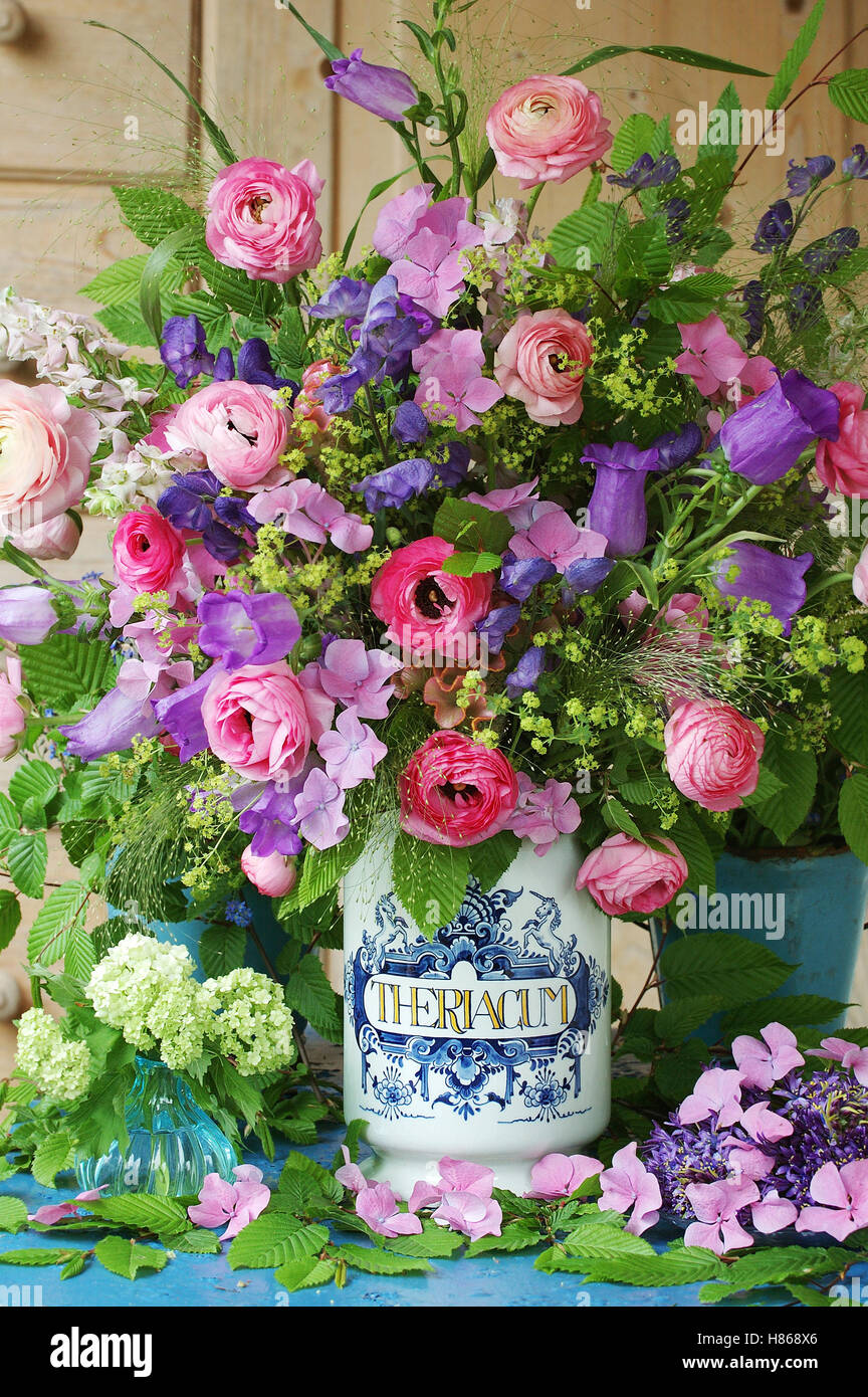 Ranunculus (Ranunculus sp) flower boquete and pot Stock Photo - Alamy
