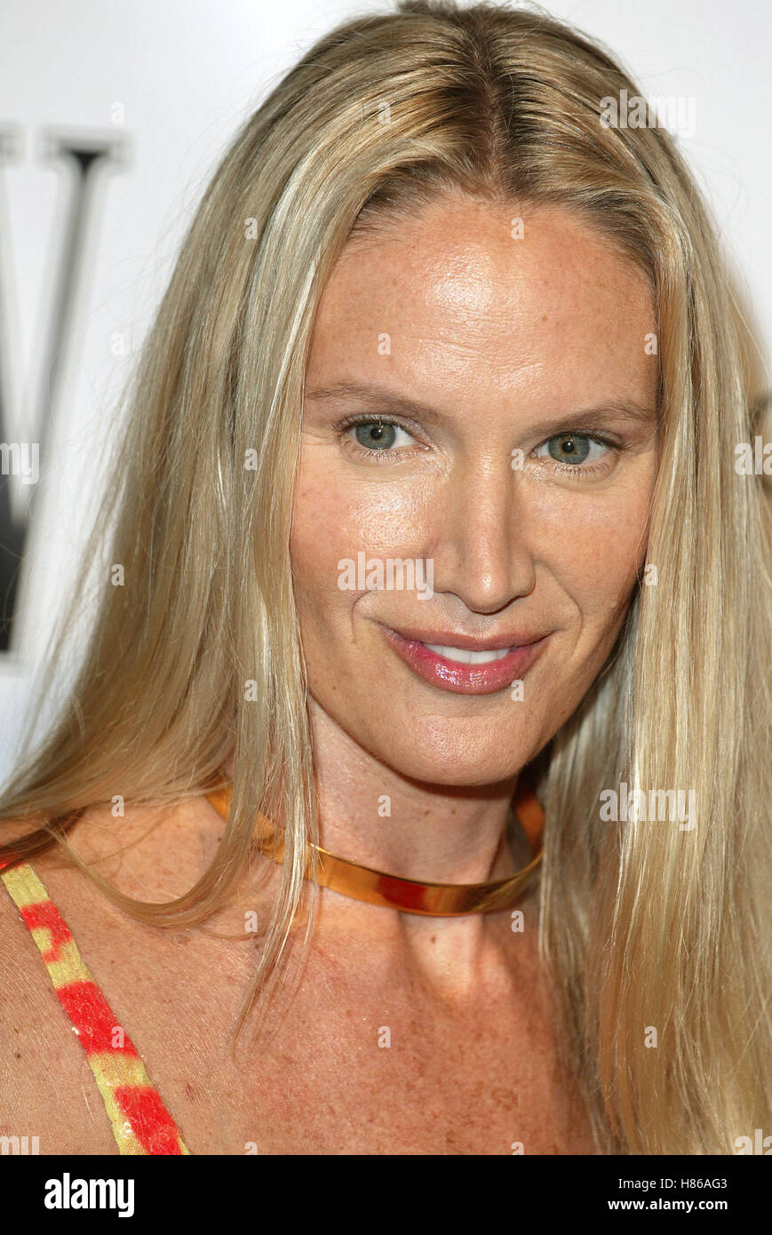 KELLY LYNCH W MAG & RESURRECTION TRIBUTE BEVERLY HILLS LOS ANGELES USA ...