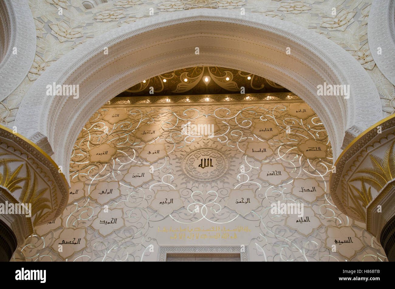 Names of God engraved on the wall inside Sheikh Zayed Grand Mosque ...