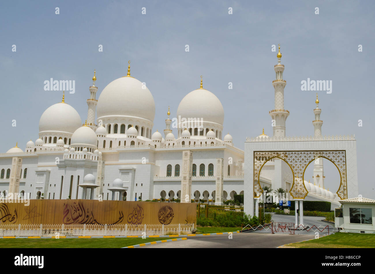 Sheikh Zayed Grand Mosque building exteriors Abu Dhabi United Arab ...