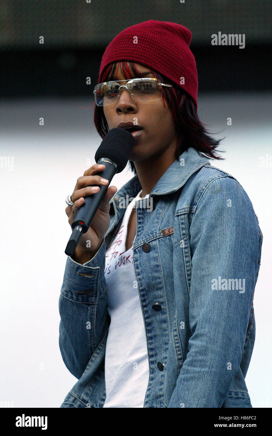 Kelly rowland 2002 hi-res stock photography and images - Alamy