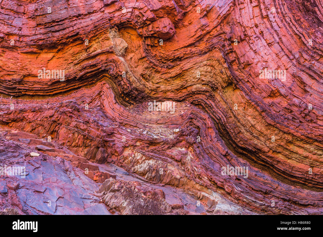 Rock layers in cliff, Hamersley Gorge, Karijini National Park ...