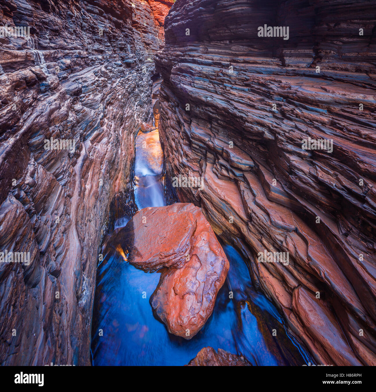 Rock layers and river in gorge, Hancock Gorge, Karijini National Park ...