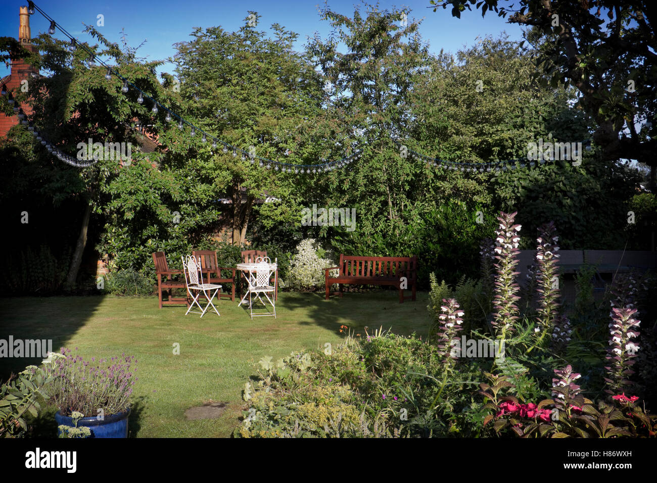Pretty garden seating hi-res stock photography and images - Alamy
