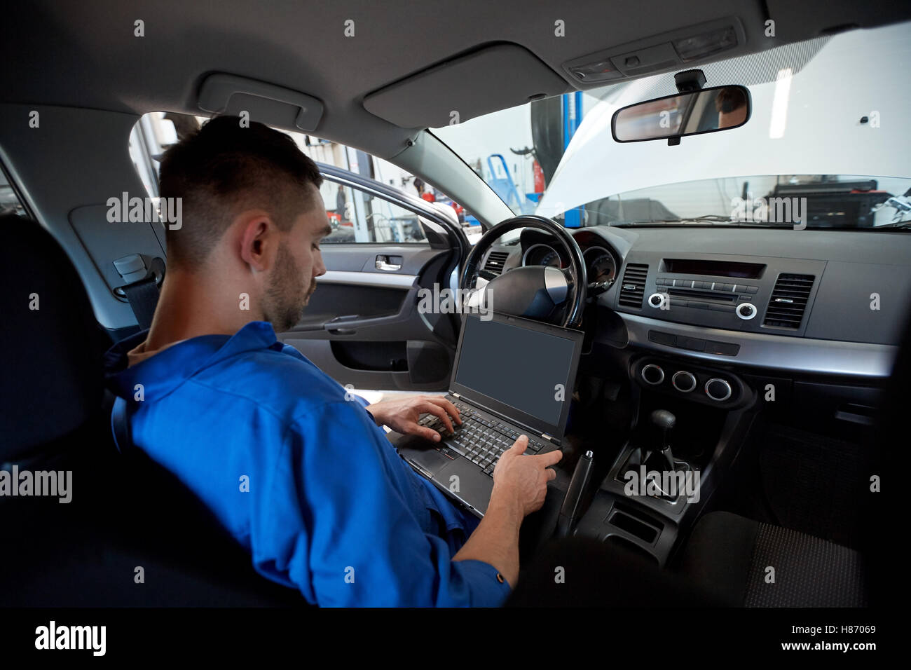 mechanic man with laptop making car diagnostic Stock Photo - Alamy