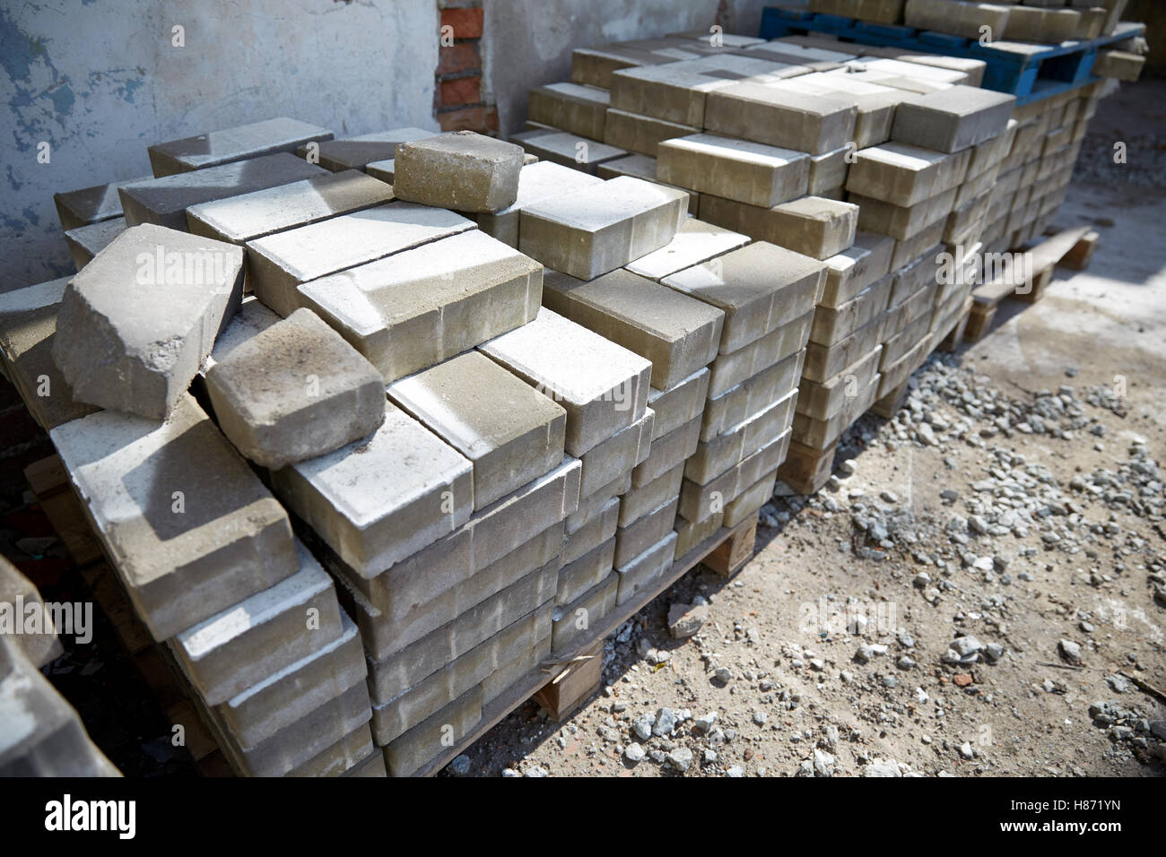 Pallet bricks building construction hi-res stock photography and images ...