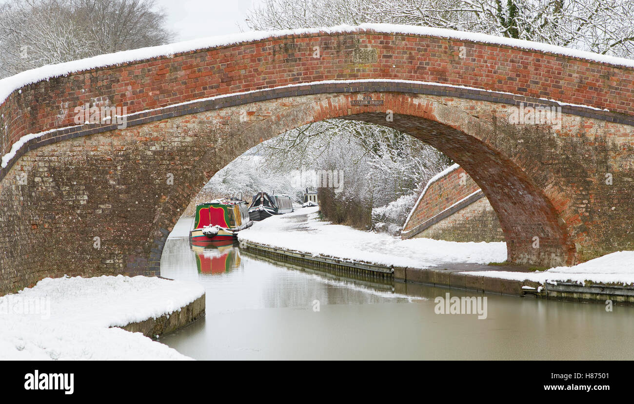 Uk canal winter snow towpath bridge hi-res stock photography and images ...