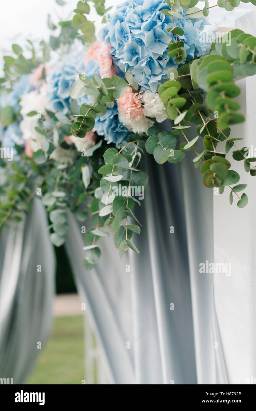 Blue and pink hydrangeas hang from wedding altar Stock Photo - Alamy