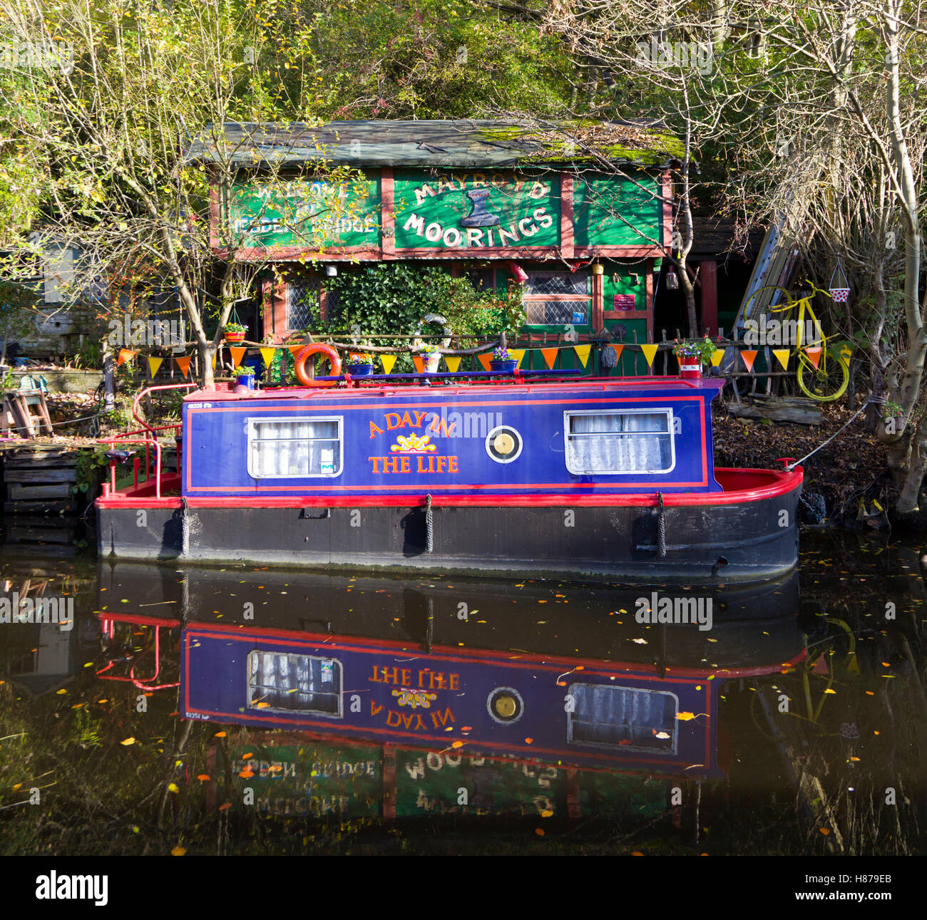 Mooring canal barge hi-res stock photography and images - Alamy