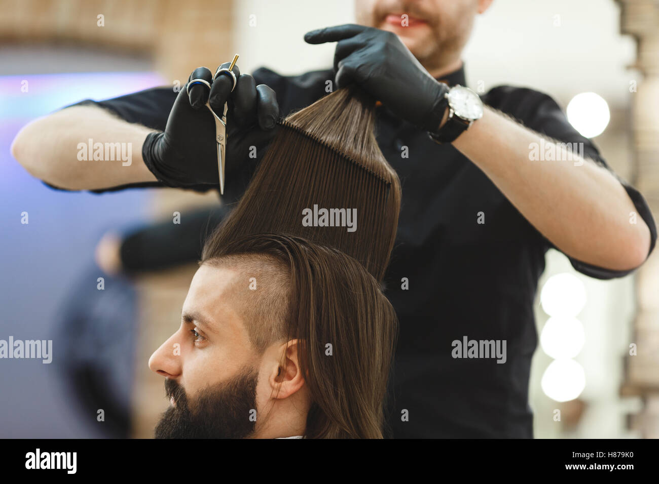 Barber doing haircuts for client Stock Photo - Alamy