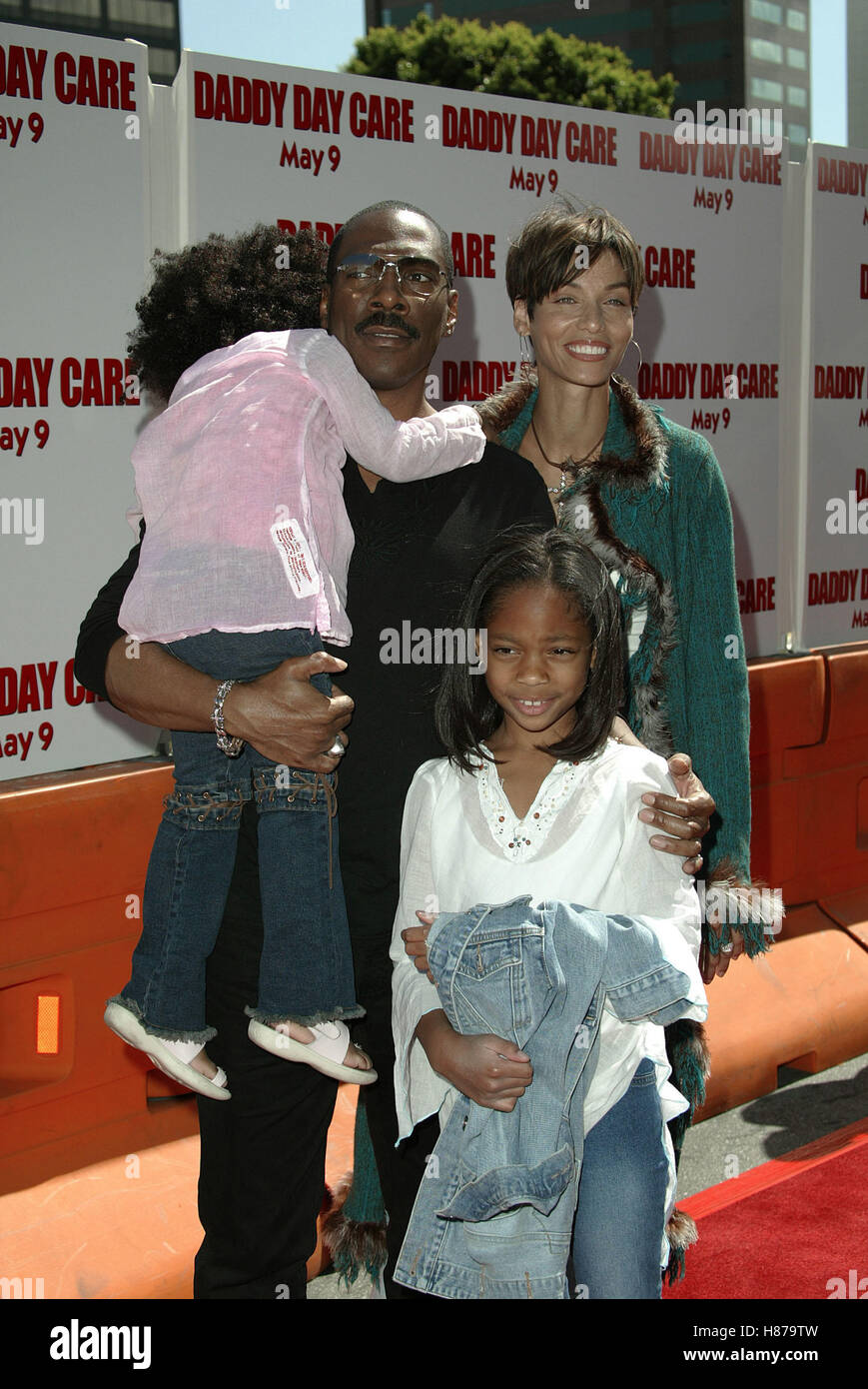 EDDIE MURPHY & FAMILY DADDY DAY CARE FILM PREMIERE MANN NATIONAL ...