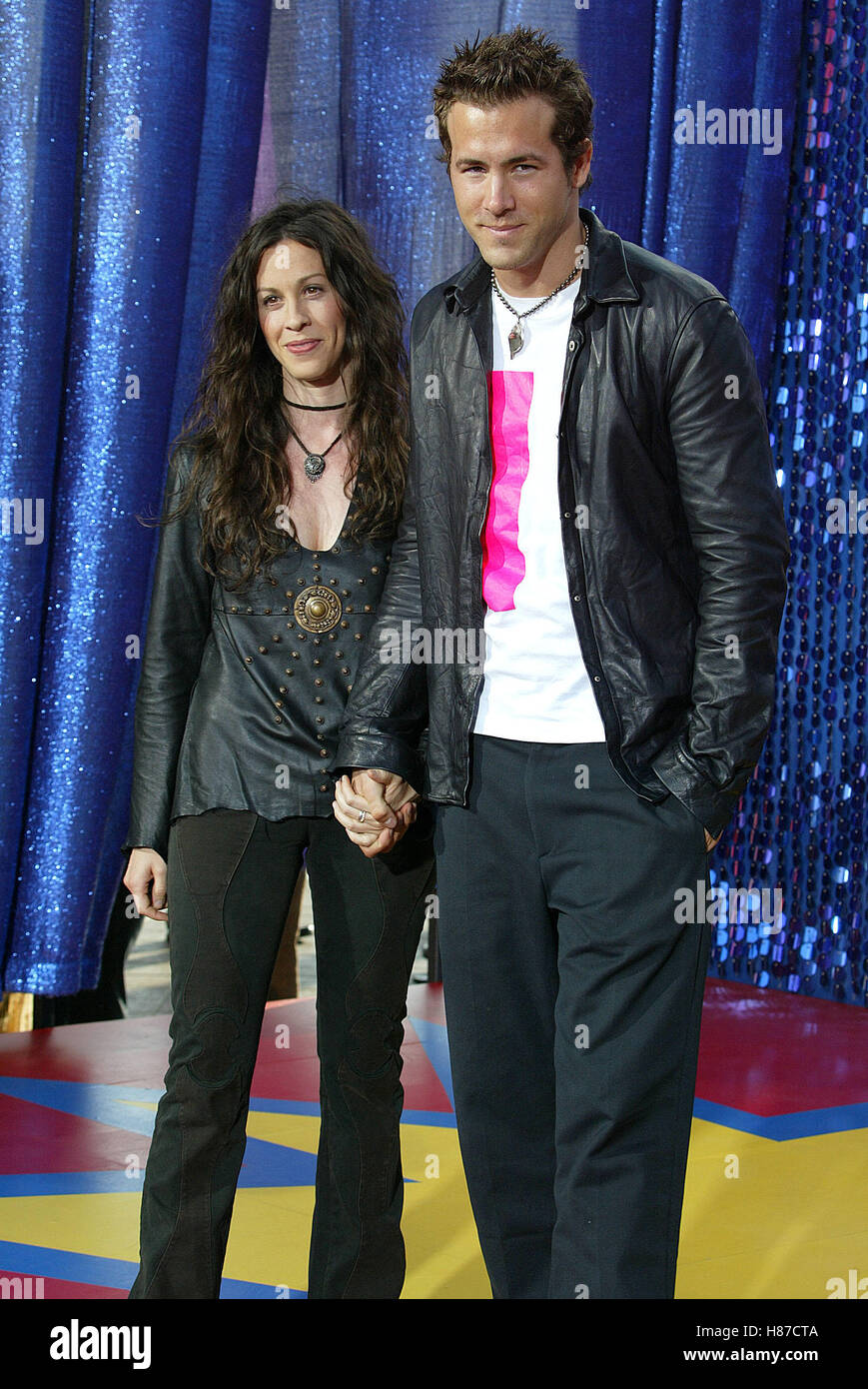 ALANIS MORISSETTE & RYAN REYNOLDS 2003 MTV MOVIE AWARDS ARRIVALS SHRINE ...