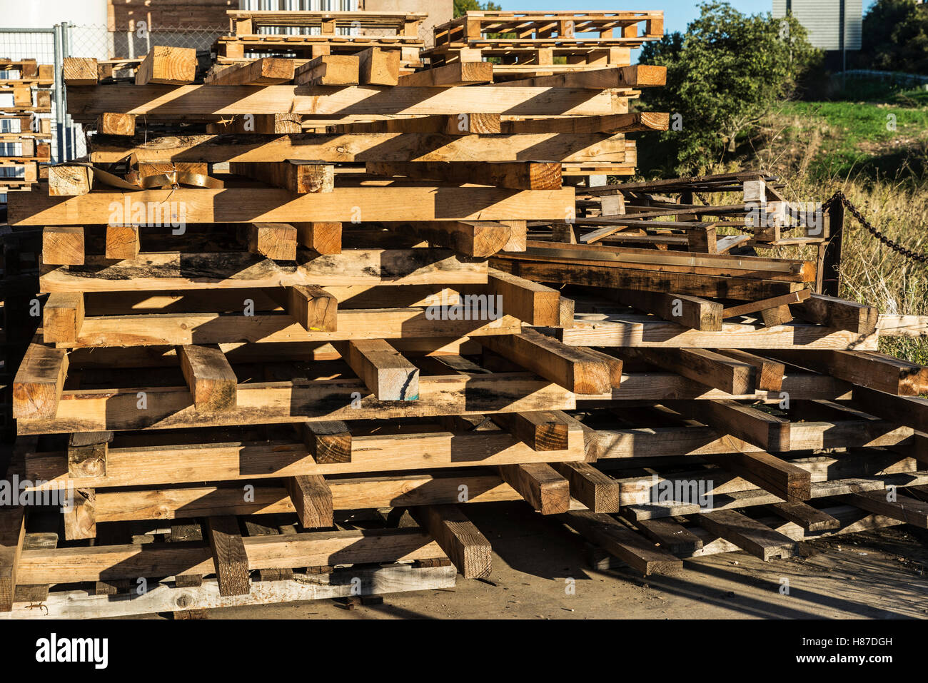 Wooden pallet overlap in warehouse Stock Photo - Alamy