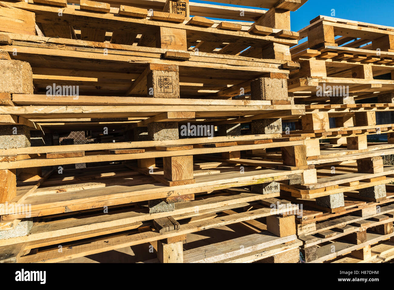 Wooden pallet overlap in warehouse Stock Photo - Alamy