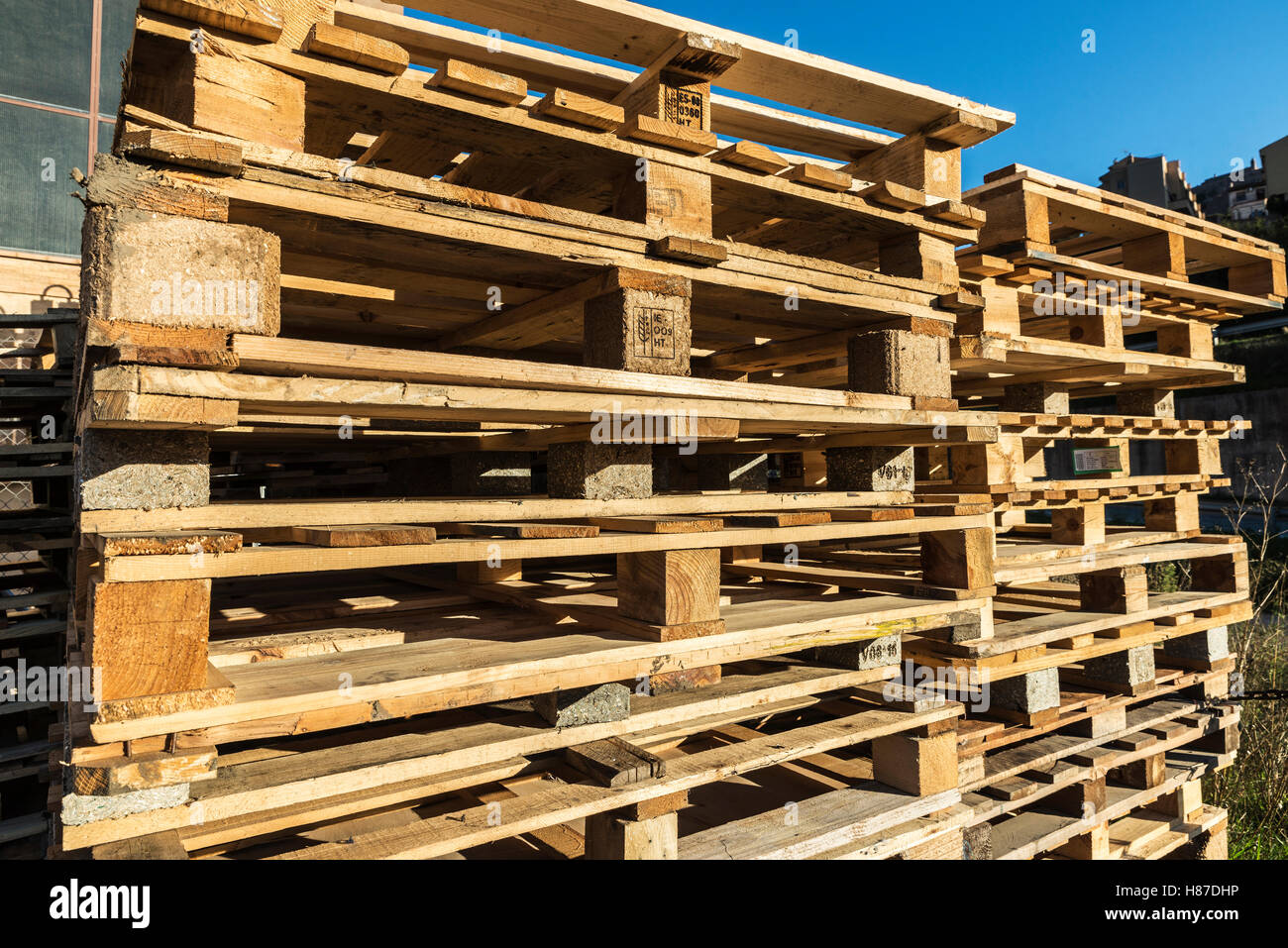 Wooden pallet overlap in warehouse Stock Photo - Alamy