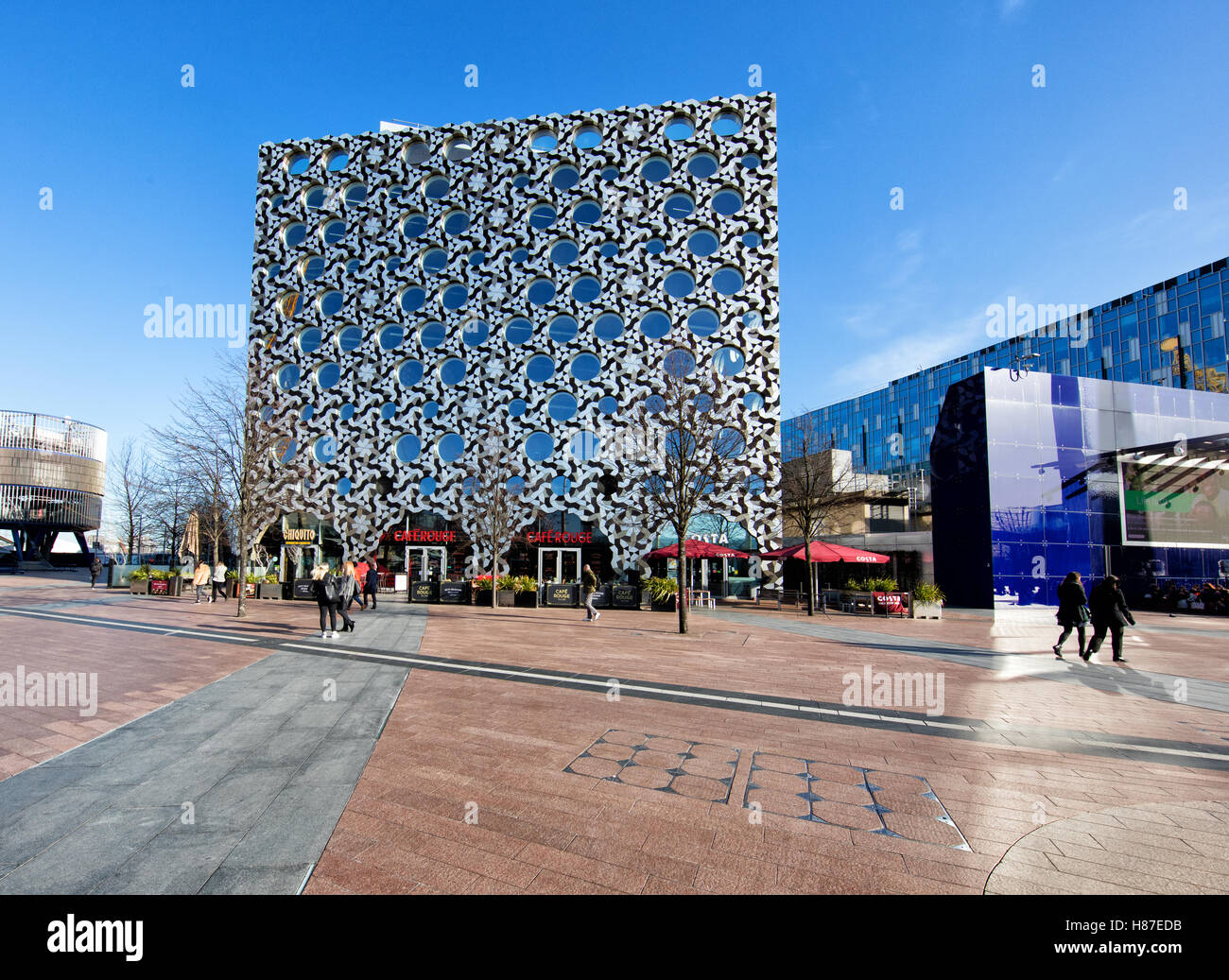 Mirrored facade of Ravensbourne College on the Greenwich Peninsula ...
