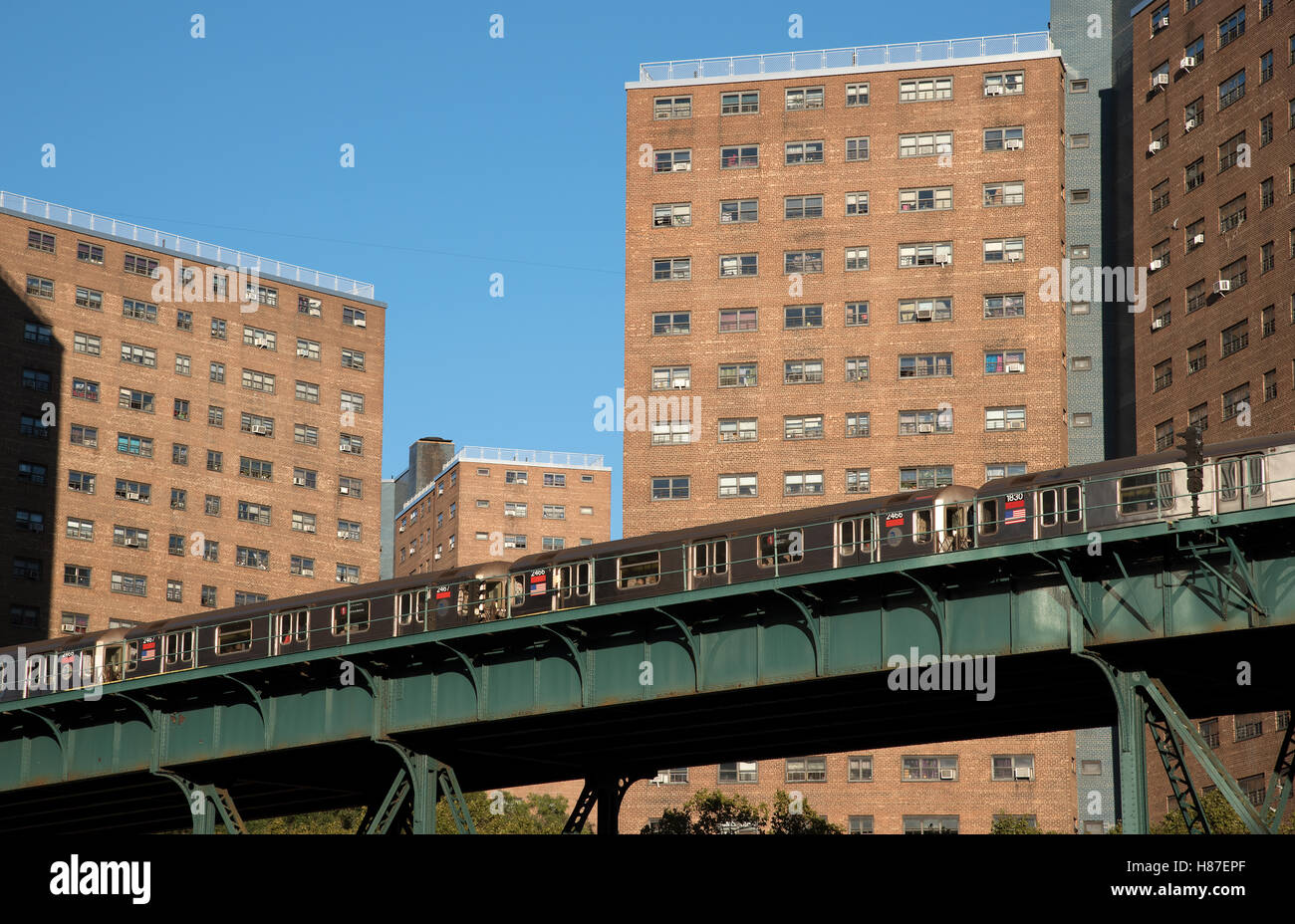Manhattan New York USA Apartment blocks alongside the railroad at 125th ...