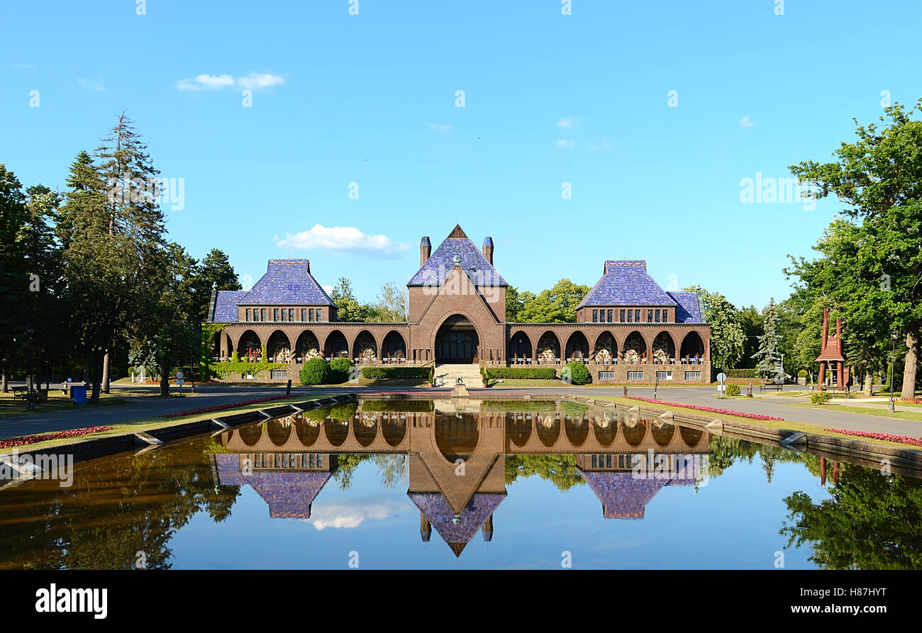 Funeral home exterior hi-res stock photography and images - Alamy