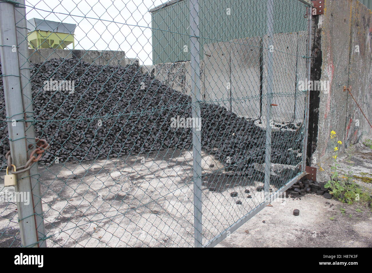 Wire mesh gate hi-res stock photography and images - Alamy
