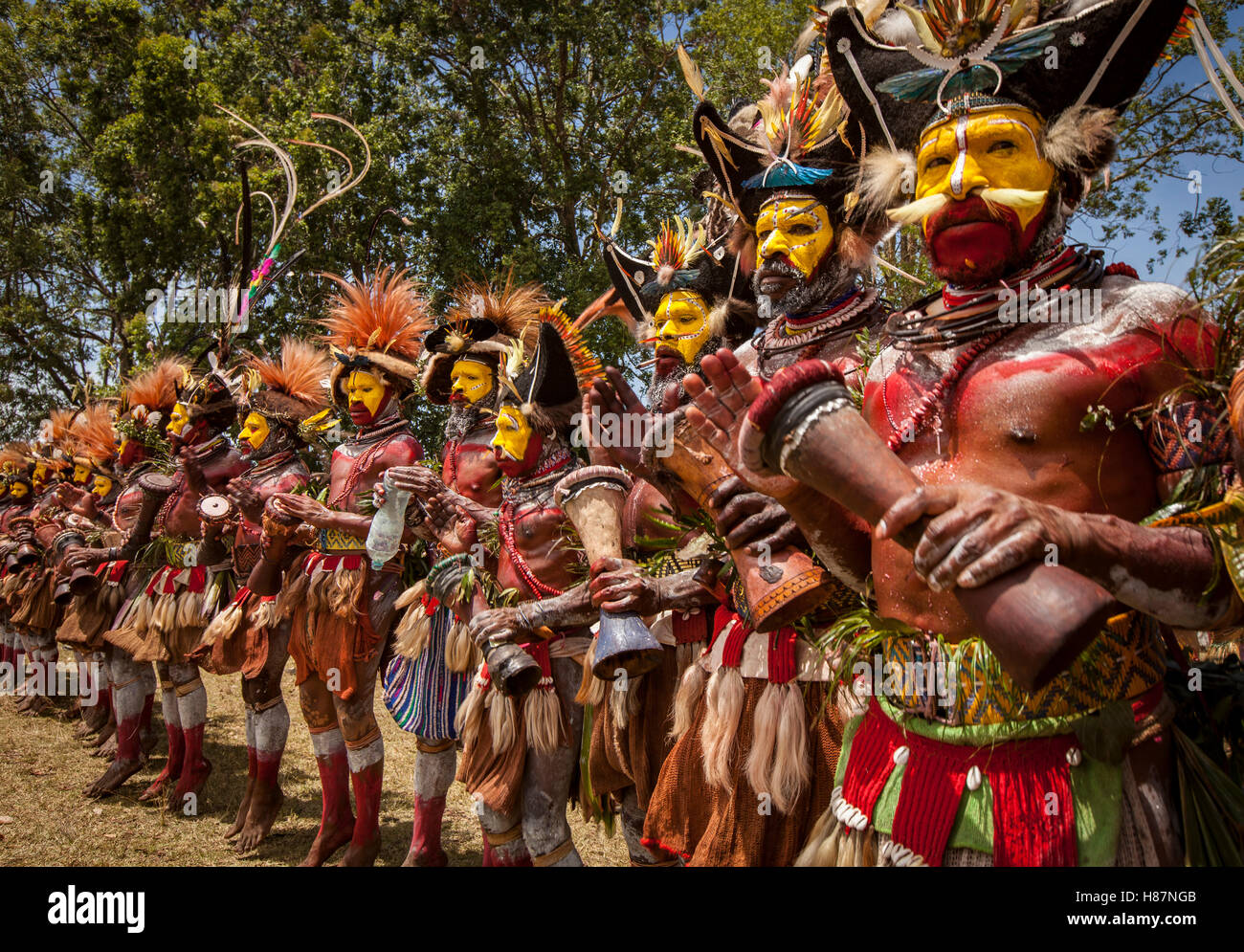 Huli men in ritual make-up and traditional clothing dancing during a ...