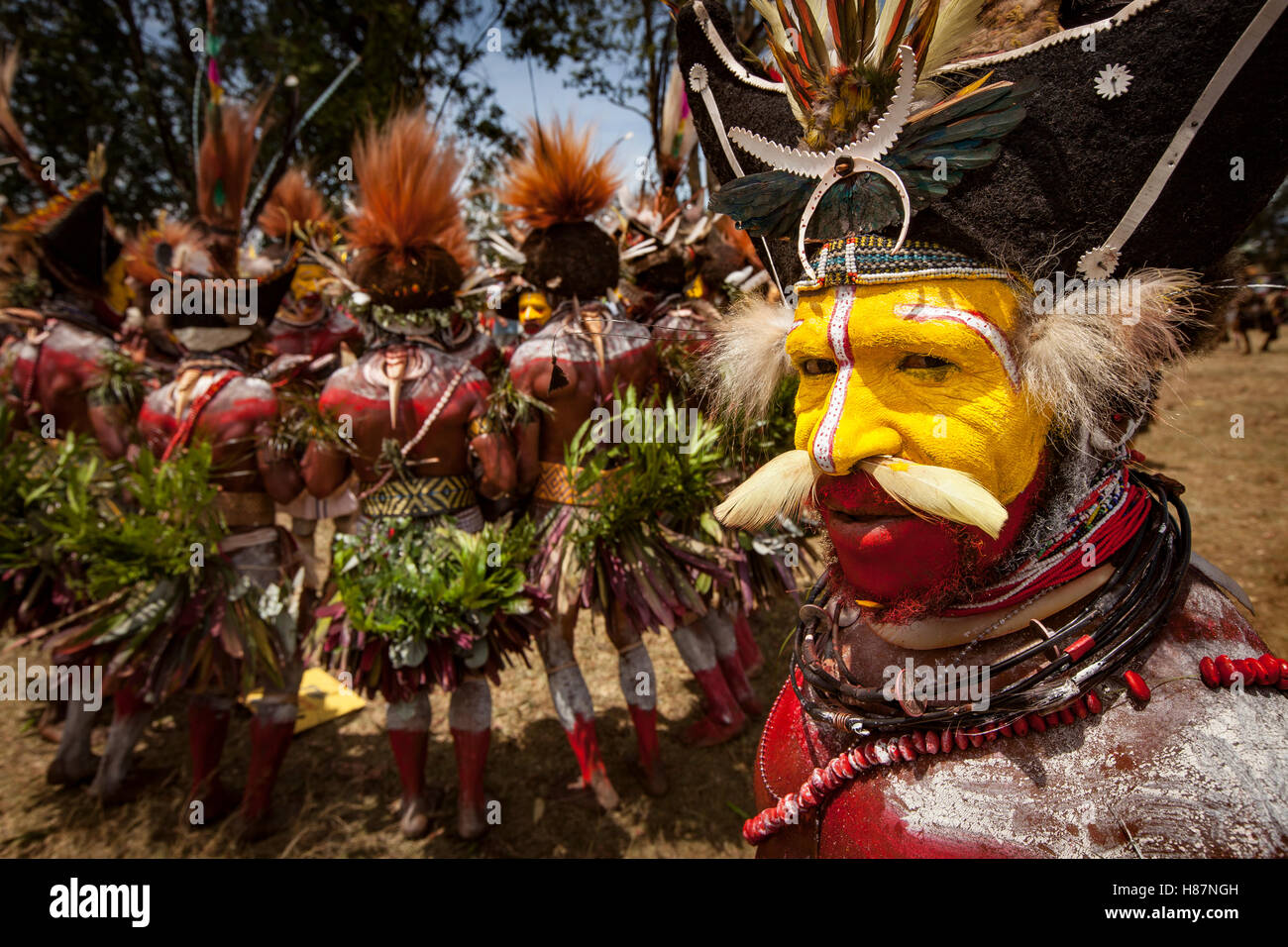 Huli men in ritual make-up and traditional clothing dancing during a ...