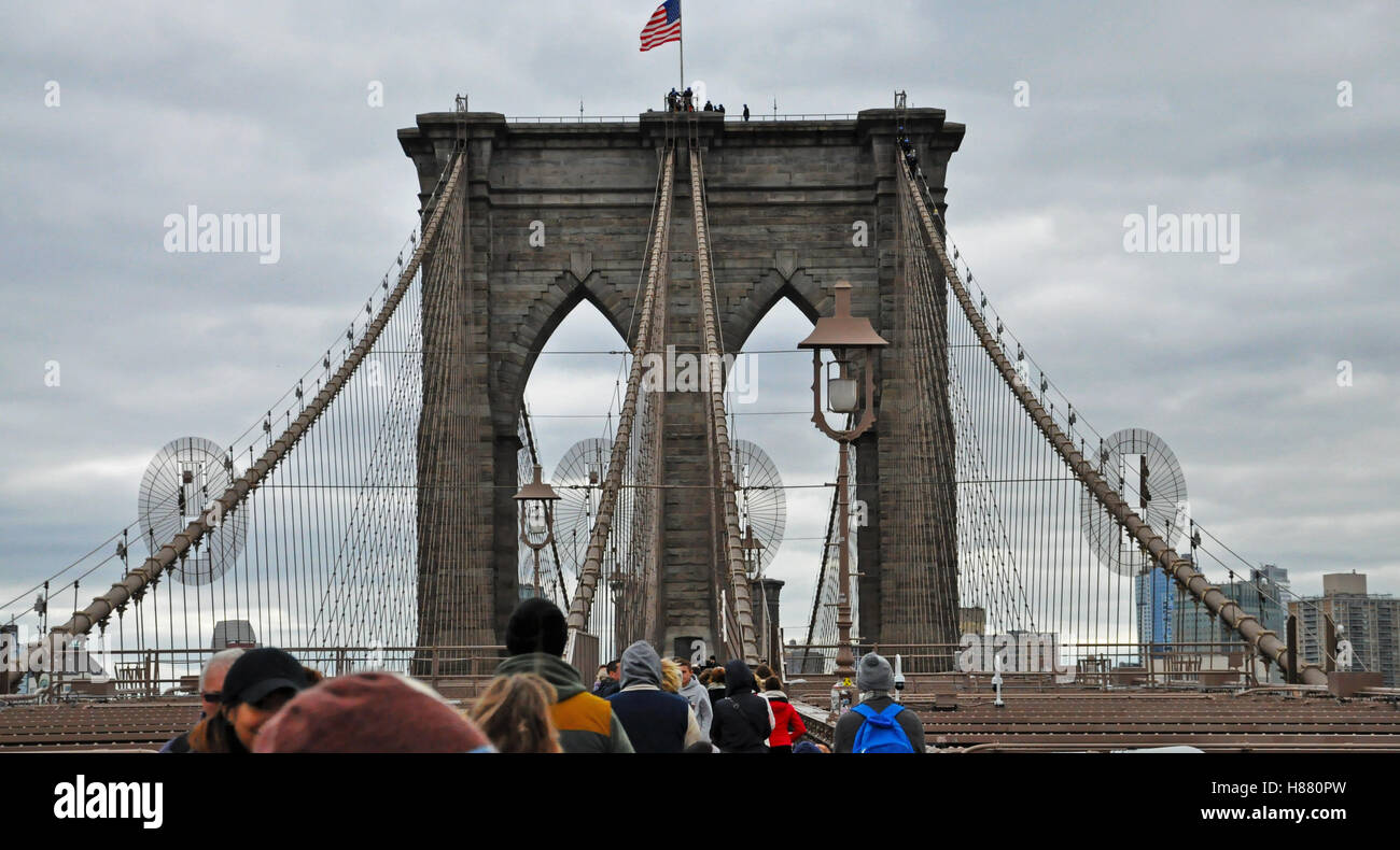 Brooklyn bridge construction workers hi-res stock photography and ...