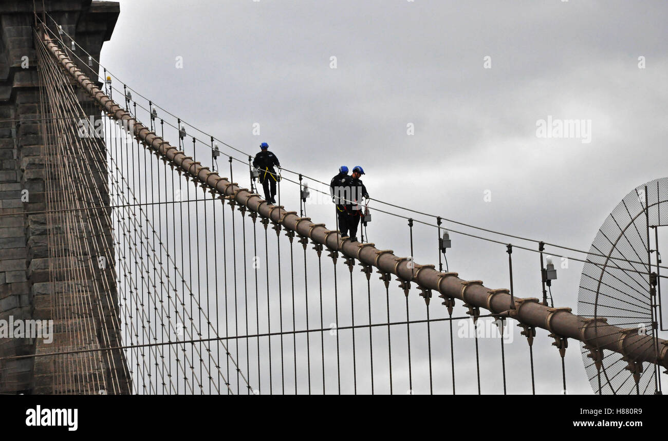 Brooklyn bridge construction workers hi-res stock photography and ...