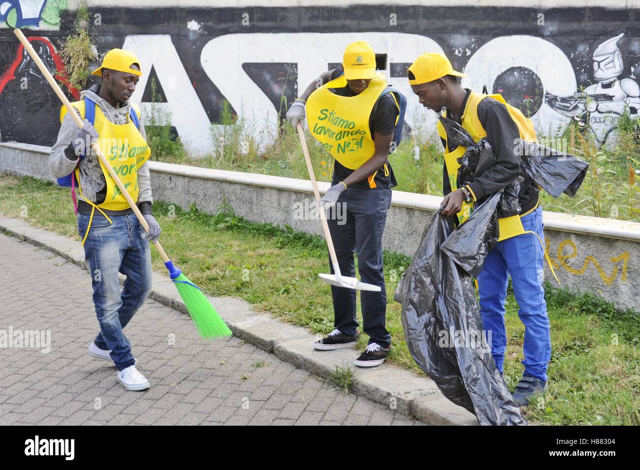 Clean up park middle east hi-res stock photography and images - Alamy