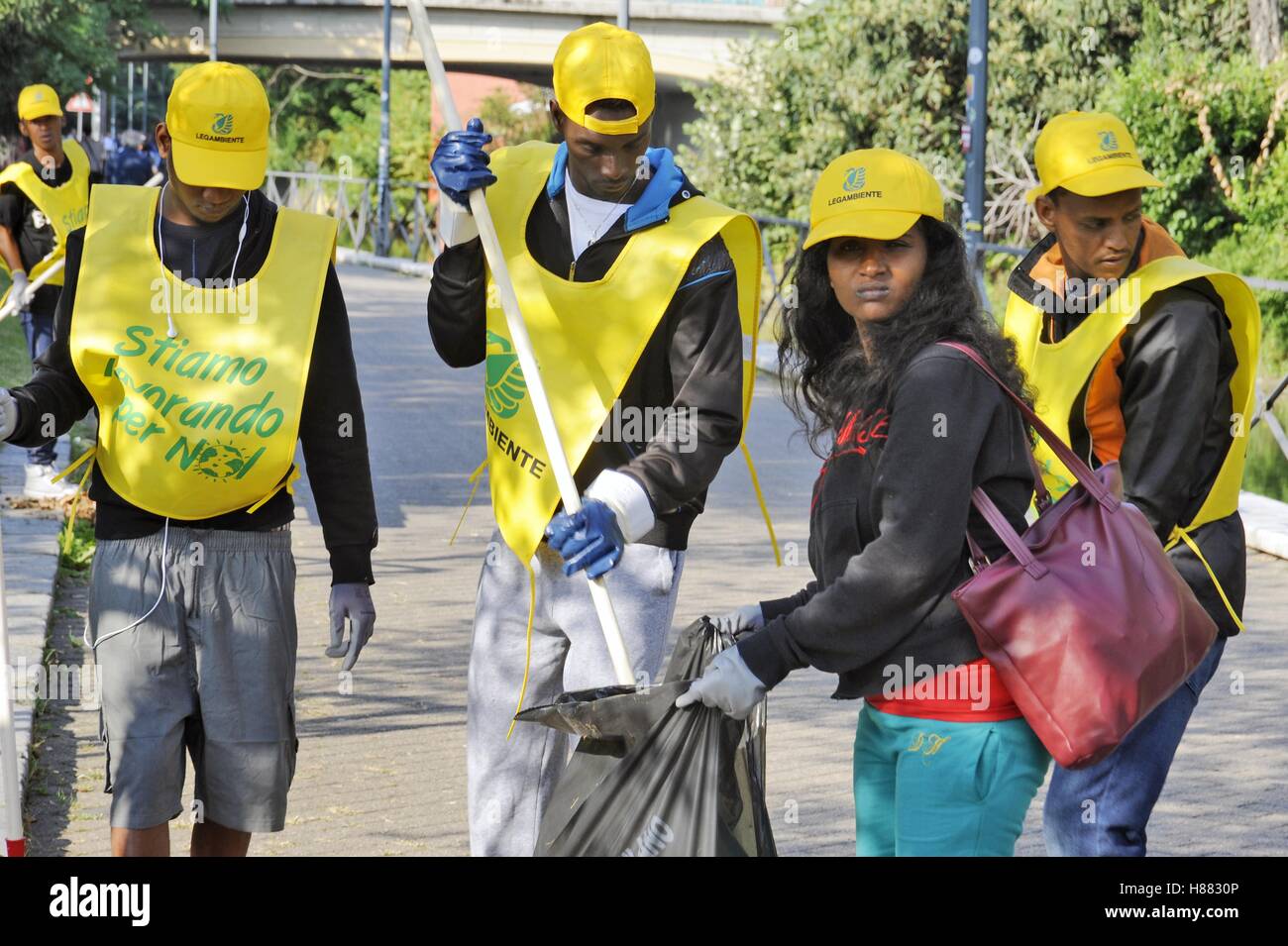Women asylum seekers hi-res stock photography and images - Alamy