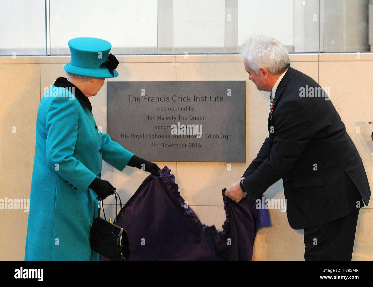 Queen Elizabeth II and Sir Paul Nurse, director of the Francis Crick ...