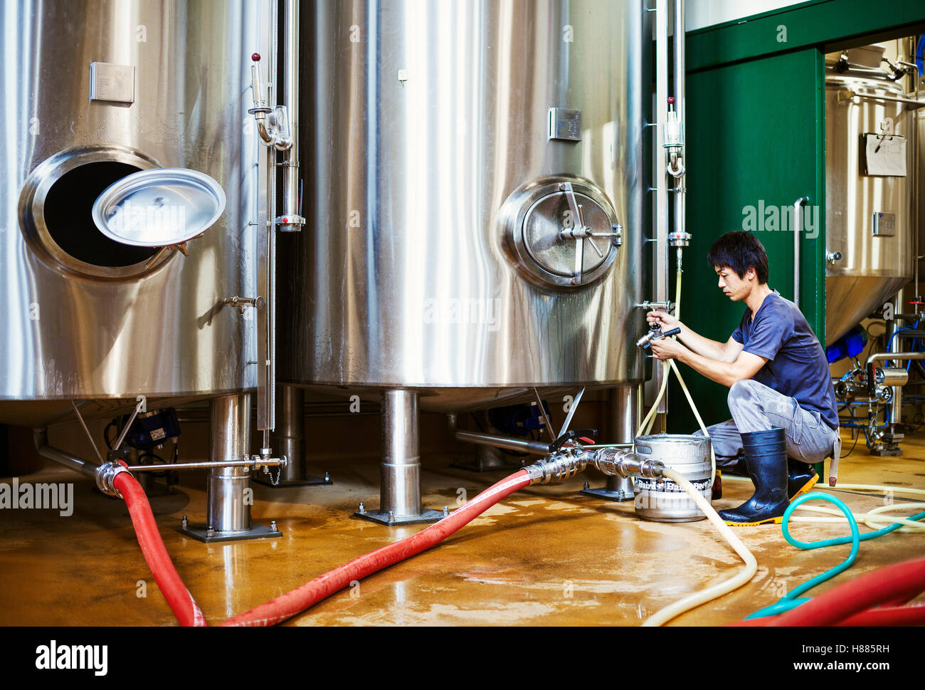 Working kneeling hi-res stock photography and images - Alamy