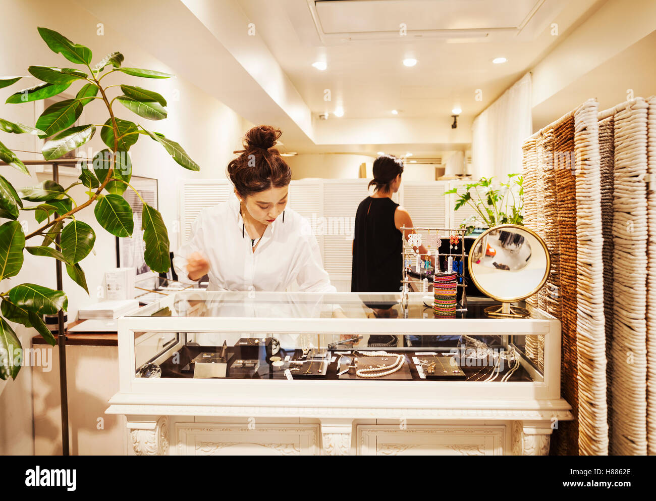 Japan store woman hi-res stock photography and images - Alamy