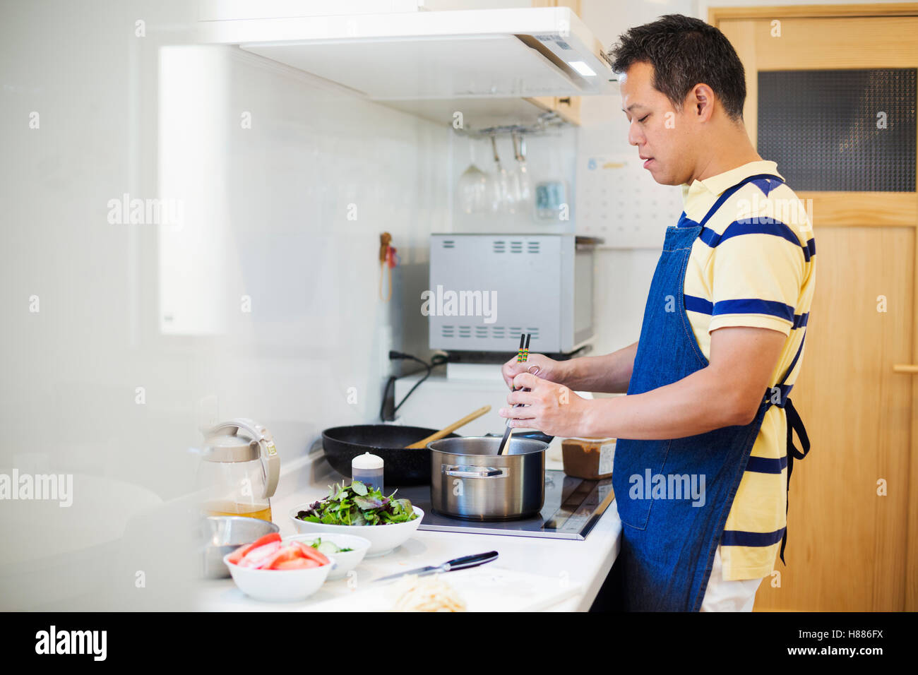 Cooking at home family hi-res stock photography and images - Alamy