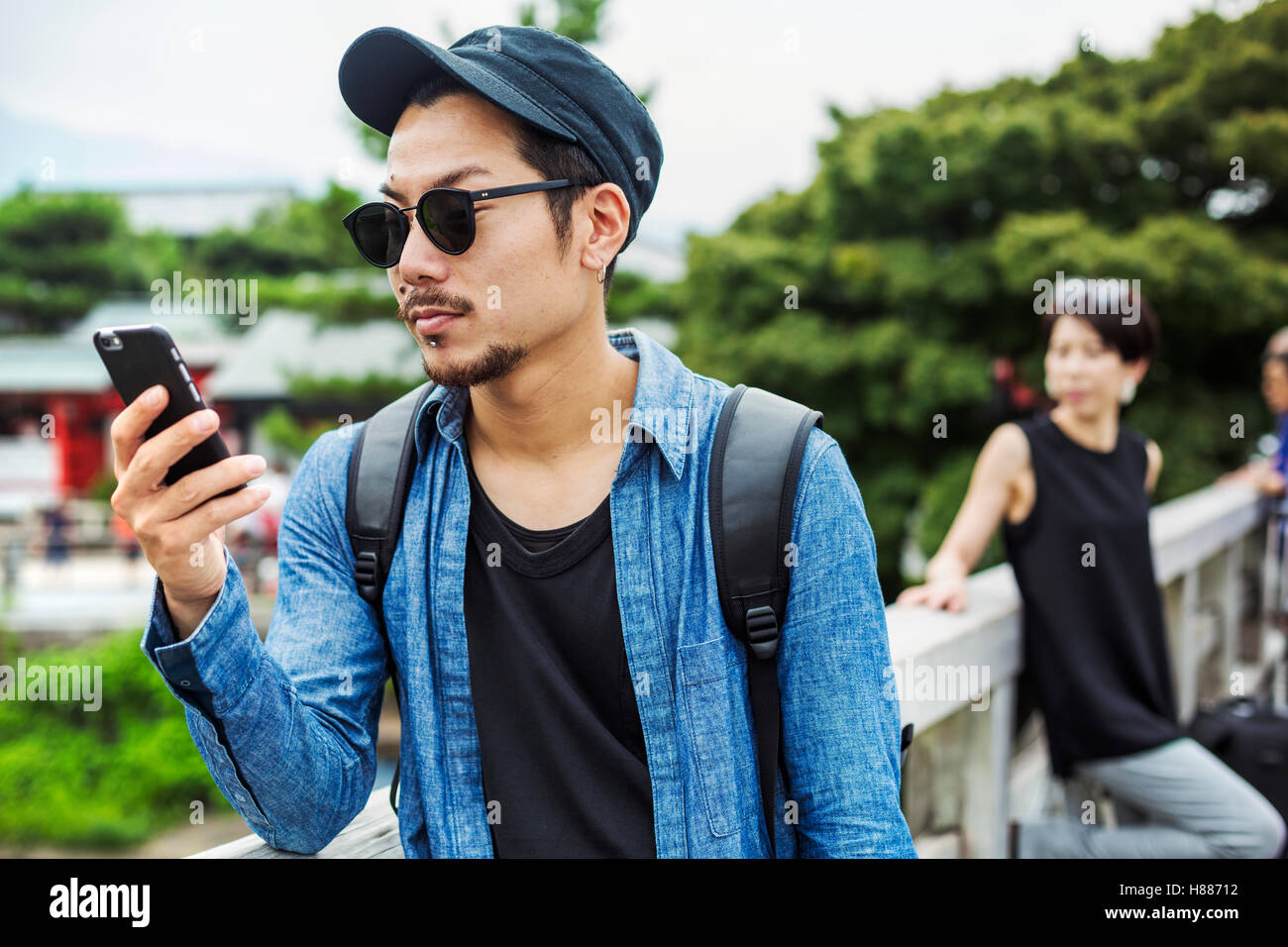 Woman looking behind her hi-res stock photography and images - Alamy