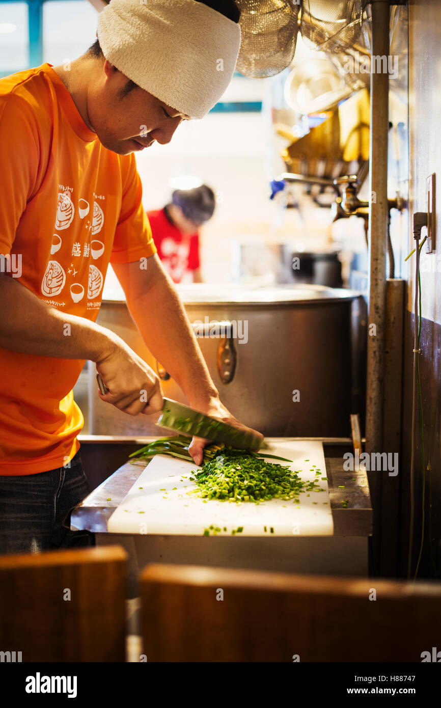 The ramen noodle shop. A chef chopping vegetables Stock Photo - Alamy