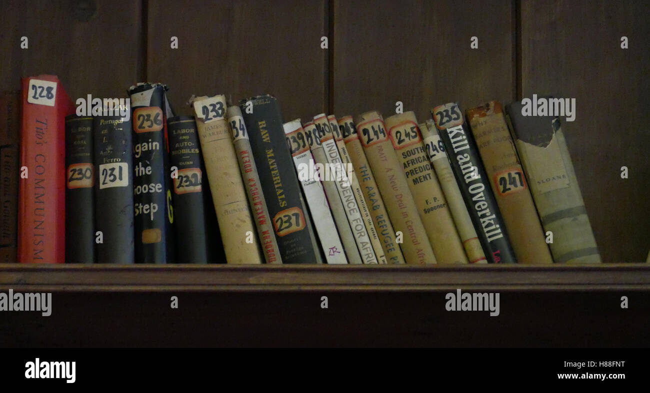 Old library shelves hi-res stock photography and images - Alamy